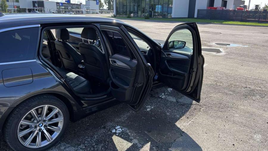 Melns BMW 520 2018 Šauļi, ar dzinēja tilpumu 2.00 L un nobraukumu 229 tūkst. km par 14700 €, foto 19 vietnē AUTOMOTO.COM.LV
