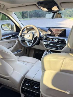 Black BMW 520 2018 in Vilnius, with an engine capacity of 2.00 L and mileage of 273 thousand km for 16900 €, photo 15 on AUTOMOTO.COM.LV