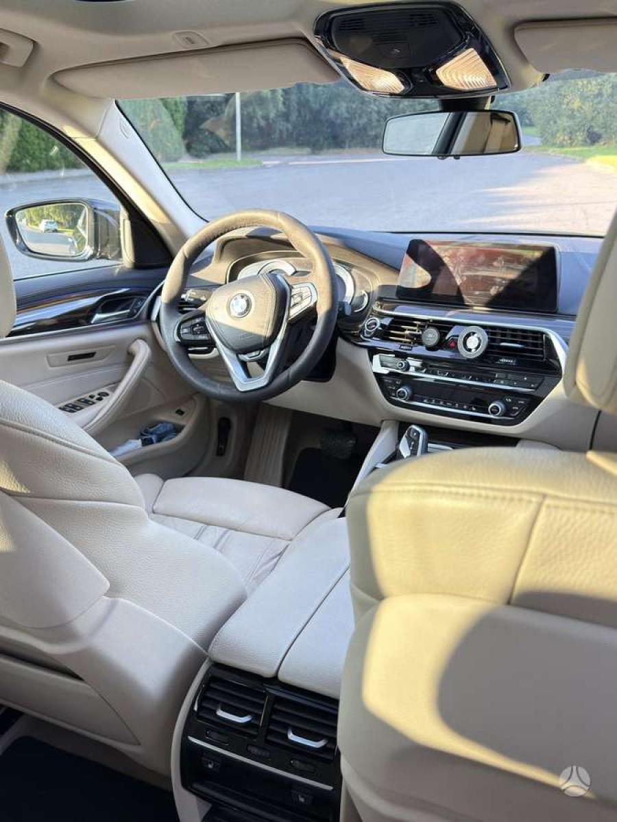 Black BMW 520 2018 in Vilnius, with an engine capacity of 2.00 L and mileage of 273 thousand km for 16900 €, photo 15 on AUTOMOTO.COM.LV