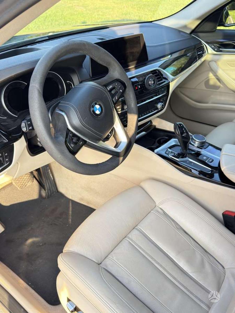 Black BMW 520 2018 in Vilnius, with an engine capacity of 2.00 L and mileage of 273 thousand km for 16900 €, photo 16 on AUTOMOTO.COM.LV