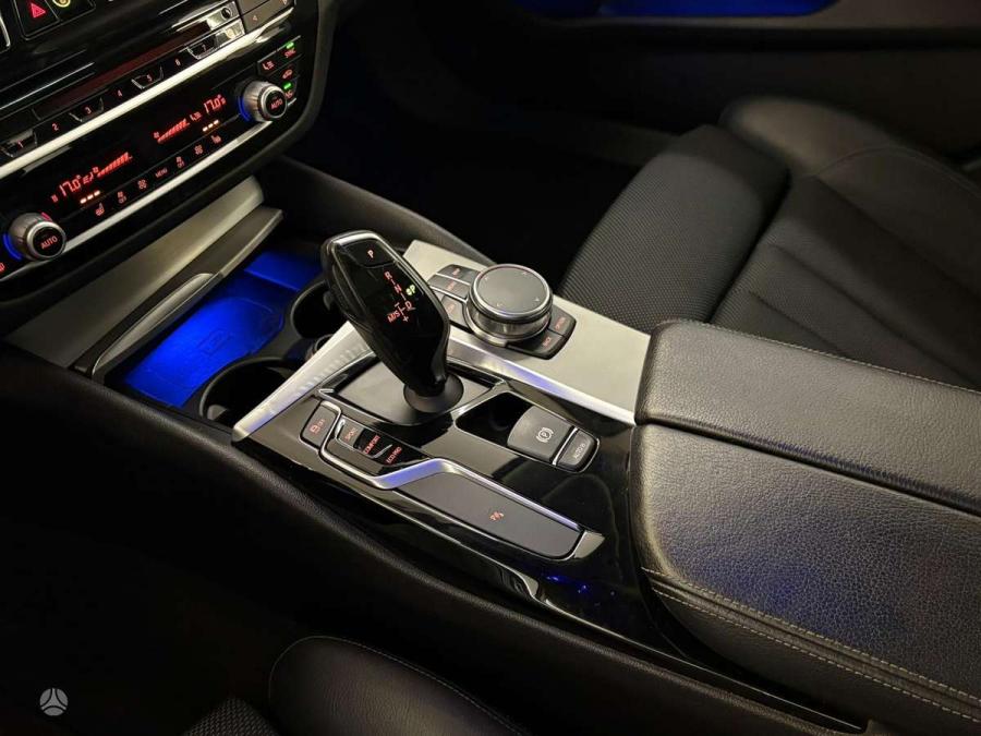 Black BMW 520 2018 in Marijampole, with an engine capacity of 2.00 L and mileage of 218 thousand km for 16950 €, photo 4 on AUTOMOTO.COM.LV