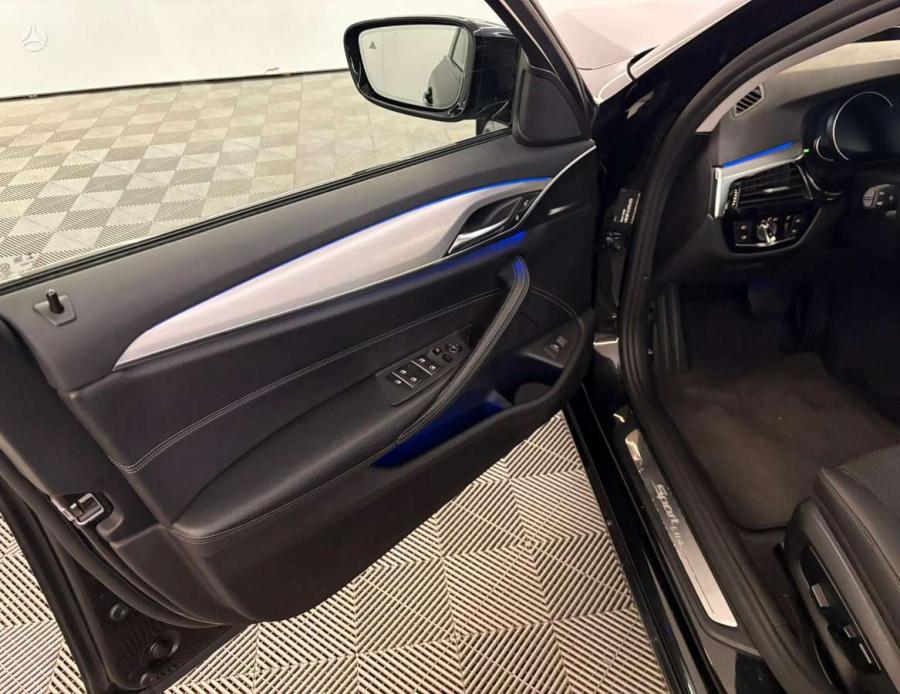 Black BMW 520 2018 in Marijampole, with an engine capacity of 2.00 L and mileage of 218 thousand km for 16950 €, photo 26 on AUTOMOTO.COM.LV