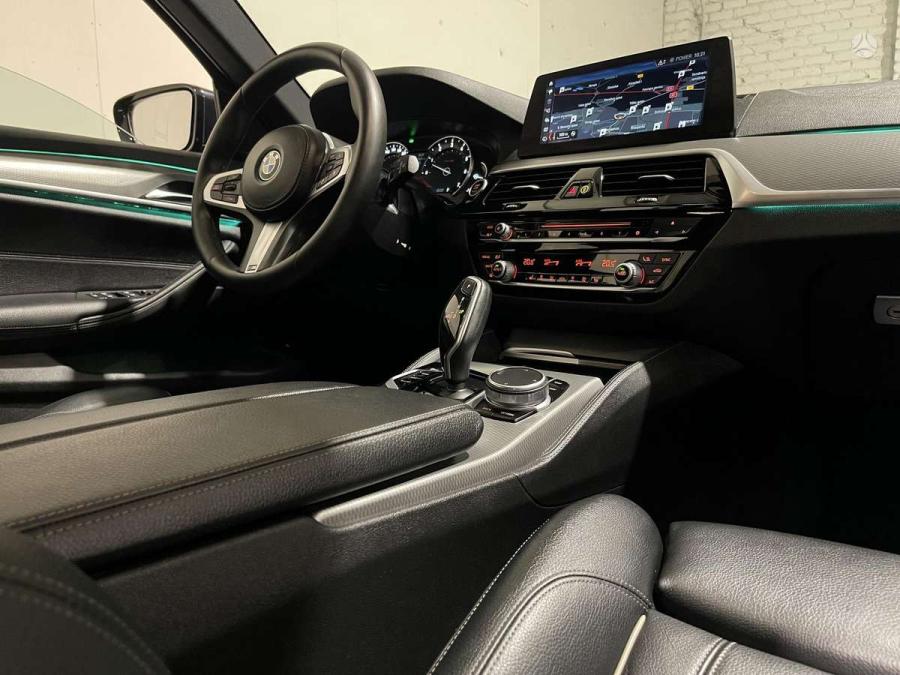 Black BMW 520 2018 in Klaipeda, with an engine capacity of 2.00 L and mileage of 281 thousand km for 15500 €, photo 3 on AUTOMOTO.COM.LV