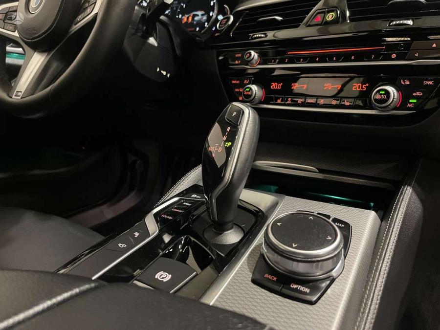 Black BMW 520 2018 in Klaipeda, with an engine capacity of 2.00 L and mileage of 281 thousand km for 15500 €, photo 8 on AUTOMOTO.COM.LV