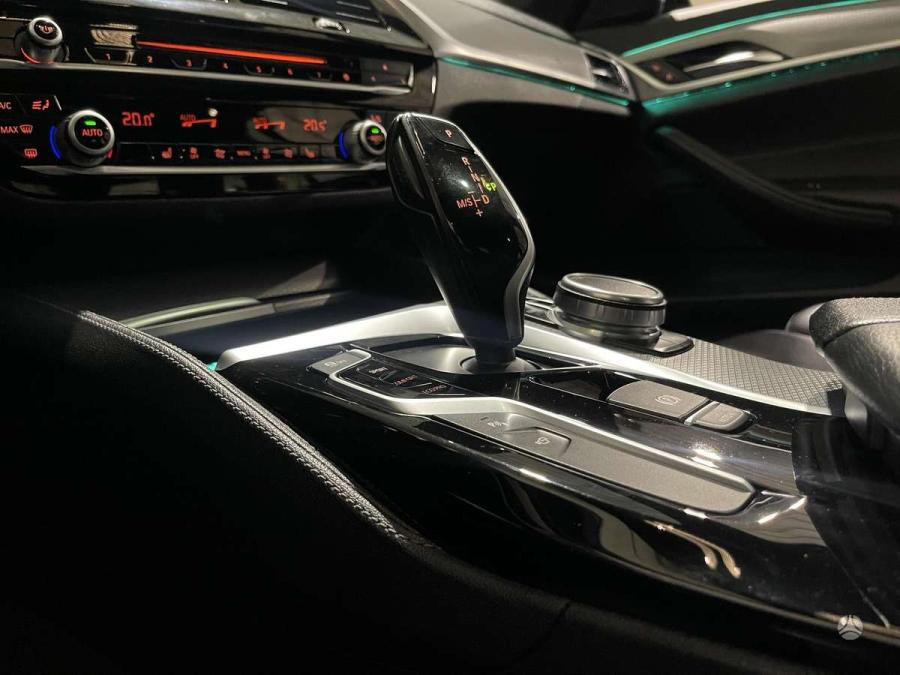 Black BMW 520 2018 in Klaipeda, with an engine capacity of 2.00 L and mileage of 281 thousand km for 15500 €, photo 14 on AUTOMOTO.COM.LV