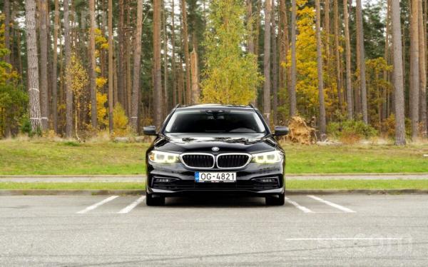 Black BMW 520 2018 in Riga, with an engine capacity of 2.00 L and mileage of 207 thousand km for 17990 €, photo 4 on AUTOMOTO.COM.LV