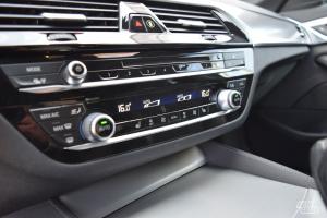 Black BMW 520 2019 in Vilnius, with an engine capacity of 2.00 L and mileage of 264 thousand km for 16500 €, photo 17 on AUTOMOTO.COM.LV