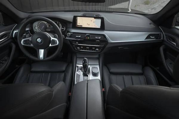 Black BMW 520 2019 in Jelgava, with an engine capacity of 2.00 L and mileage of 218 thousand km for 21500 €, photo 8 on AUTOMOTO.COM.LV