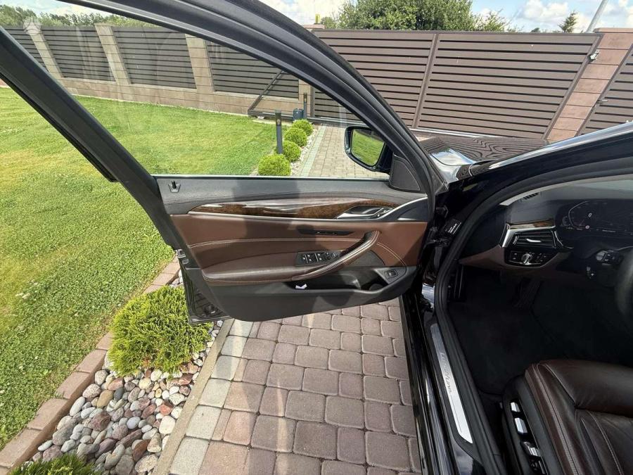 Black BMW 520 2019 in Salcininkai, with an engine capacity of 2.00 L and mileage of 230 thousand km for 18500 €, photo 17 on AUTOMOTO.COM.LV