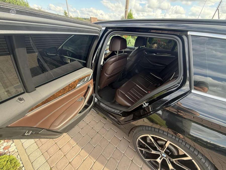 Black BMW 520 2019 in Salcininkai, with an engine capacity of 2.00 L and mileage of 230 thousand km for 18500 €, photo 18 on AUTOMOTO.COM.LV