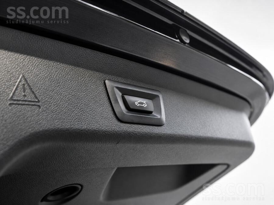 Black BMW 520 2019 in Riga, with an engine capacity of 2.00 L and mileage of 221 thousand km for 18900 €, photo 33 on AUTOMOTO.COM.LV