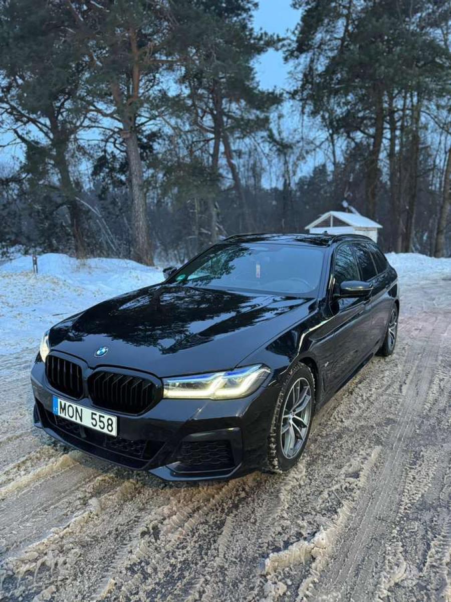 Black BMW 520 2020 in Utena, with an engine capacity of 2.00 L and mileage of 210 thousand km for 27950 €, photo 2 on AUTOMOTO.COM.LV