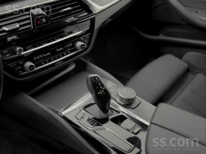 Black BMW 520 2020 in Riga, with an engine capacity of 2.00 L and mileage of 140 thousand km for 27500 €, photo 21 on AUTOMOTO.COM.LV