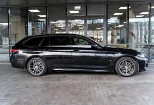 Black BMW 520 2021 in Vilnius, with an engine capacity of 2.00 L and mileage of 115 thousand km for 28900 €, photo 3 on AUTOMOTO.COM.LV