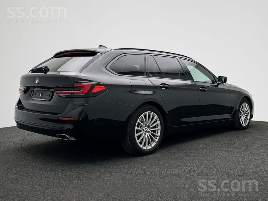 Black BMW 520 2021 in Riga, with an engine capacity of 2.00 L and mileage of 207 thousand km for 23500 €, photo 4 on AUTOMOTO.COM.LV