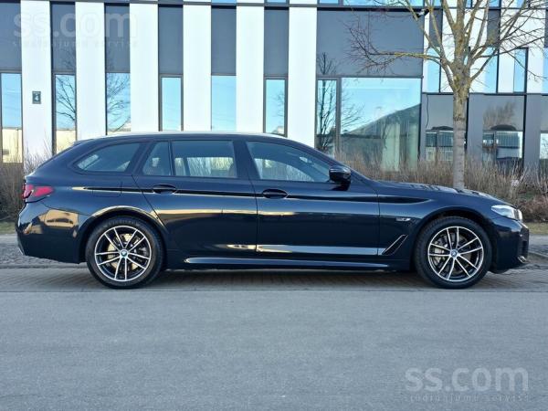 Black BMW 520 2021 in Riga, with an engine capacity of 2.00 L and mileage of 160 thousand km for 23490 €, photo 5 on AUTOMOTO.COM.LV