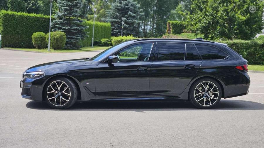 Black BMW 520 2021 in Elektrenai, with an engine capacity of 2.00 L and mileage of 192 thousand km for 24990 €, photo 4 on AUTOMOTO.COM.LV