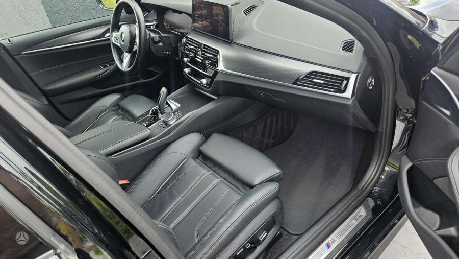 Black BMW 520 2021 in Elektrenai, with an engine capacity of 2.00 L and mileage of 192 thousand km for 24990 €, photo 16 on AUTOMOTO.COM.LV
