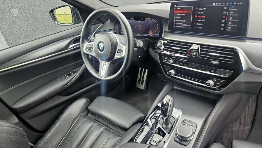 Black BMW 520 2021 in Elektrenai, with an engine capacity of 2.00 L and mileage of 192 thousand km for 24990 €, photo 21 on AUTOMOTO.COM.LV