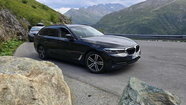 Black BMW 520 2021 in Vilnius, with an engine capacity of 2.00 L and mileage of 202 thousand km for 24000 €, photo 1 on AUTOMOTO.COM.LV