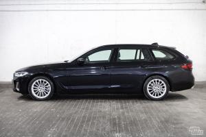 Black BMW 520 2022 in Vilnius, with an engine capacity of 2.00 L and mileage of 88 thousand km for 35991 €, photo 4 on AUTOMOTO.COM.LV