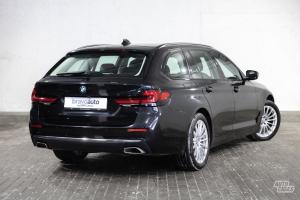Black BMW 520 2022 in Vilnius, with an engine capacity of 2.00 L and mileage of 88 thousand km for 35991 €, photo 8 on AUTOMOTO.COM.LV