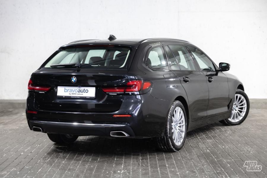 Black BMW 520 2022 in Vilnius, with an engine capacity of 2.00 L and mileage of 88 thousand km for 35991 €, photo 8 on AUTOMOTO.COM.LV