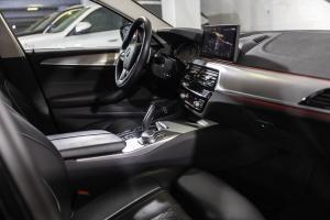 Black BMW 520 2022 in Vilnius, with an engine capacity of 2.00 L and mileage of 88 thousand km for 35991 €, photo 12 on AUTOMOTO.COM.LV