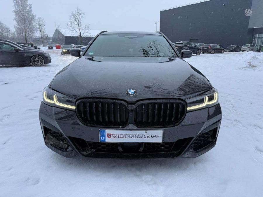 Black BMW 520 2022 in Kaunas, with an engine capacity of 2.00 L and mileage of 126 thousand km for 29500 €, photo 3 on AUTOMOTO.COM.LV
