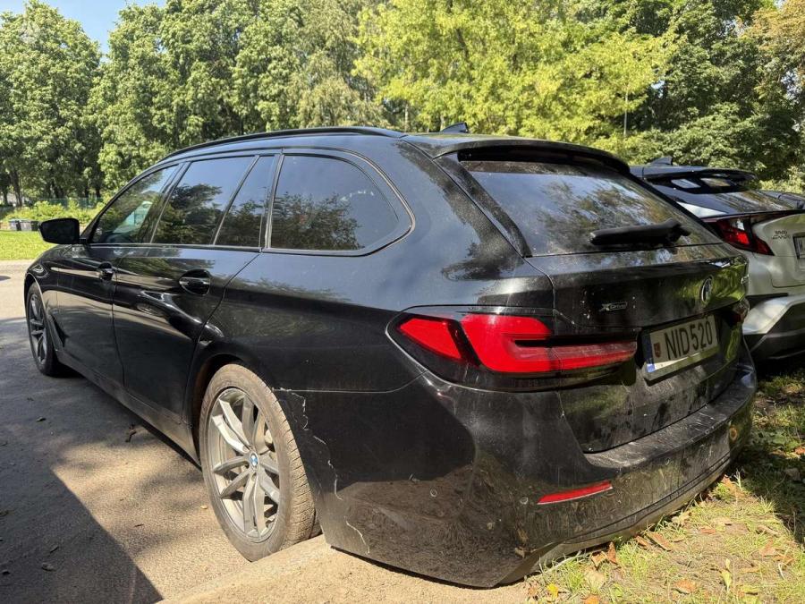Black BMW 520 2022 in Vilnius, with an engine capacity of 2.00 L and mileage of 182 thousand km for 14900 €, photo 3 on AUTOMOTO.COM.LV