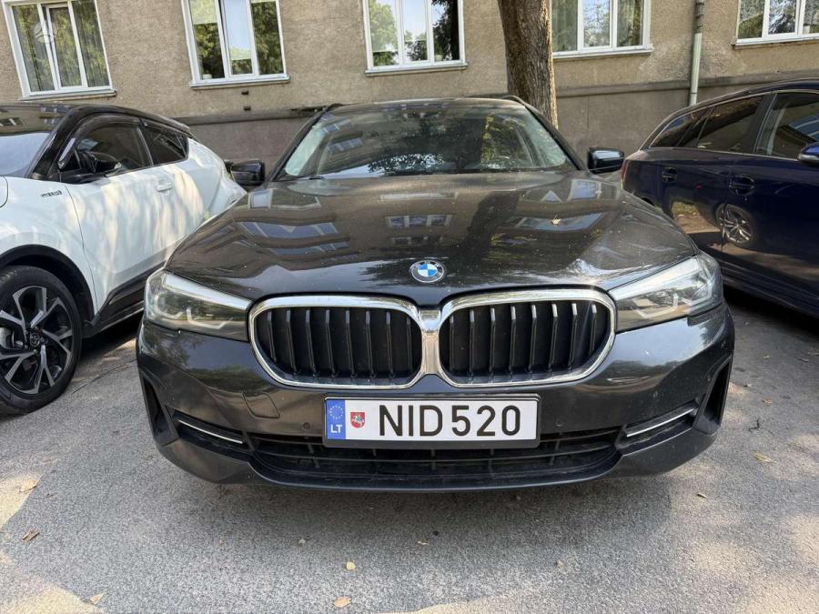 Black BMW 520 2022 in Vilnius, with an engine capacity of 2.00 L and mileage of 182 thousand km for 14900 €, photo 6 on AUTOMOTO.COM.LV