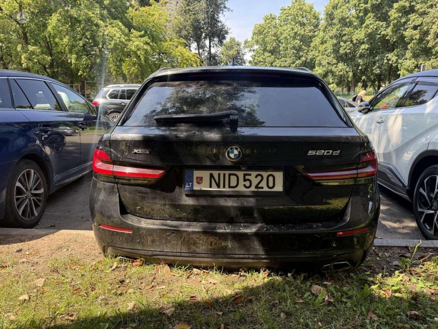 Black BMW 520 2022 in Vilnius, with an engine capacity of 2.00 L and mileage of 182 thousand km for 14900 €, photo 8 on AUTOMOTO.COM.LV
