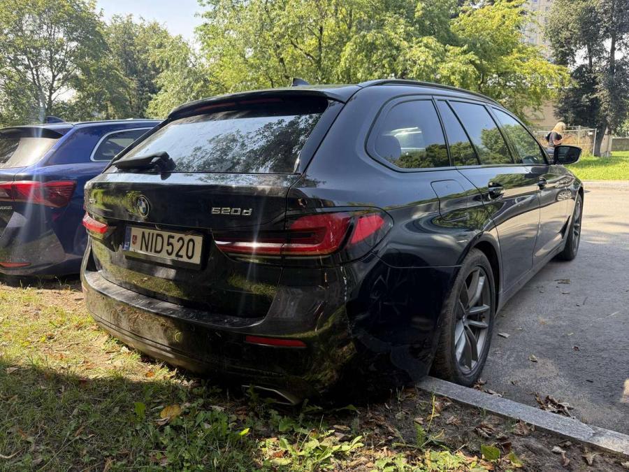 Black BMW 520 2022 in Vilnius, with an engine capacity of 2.00 L and mileage of 182 thousand km for 14900 €, photo 9 on AUTOMOTO.COM.LV