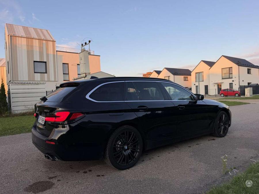 Melns BMW 520 2022 Kauņa, ar dzinēja tilpumu 2.00 L un nobraukumu 400 tūkst. km par 16700 €, foto 6 vietnē AUTOMOTO.COM.LV