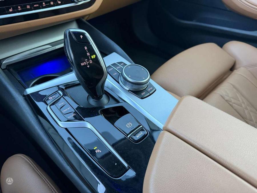 Melns BMW 520 2022 Kauņa, ar dzinēja tilpumu 2.00 L un nobraukumu 400 tūkst. km par 16700 €, foto 24 vietnē AUTOMOTO.COM.LV
