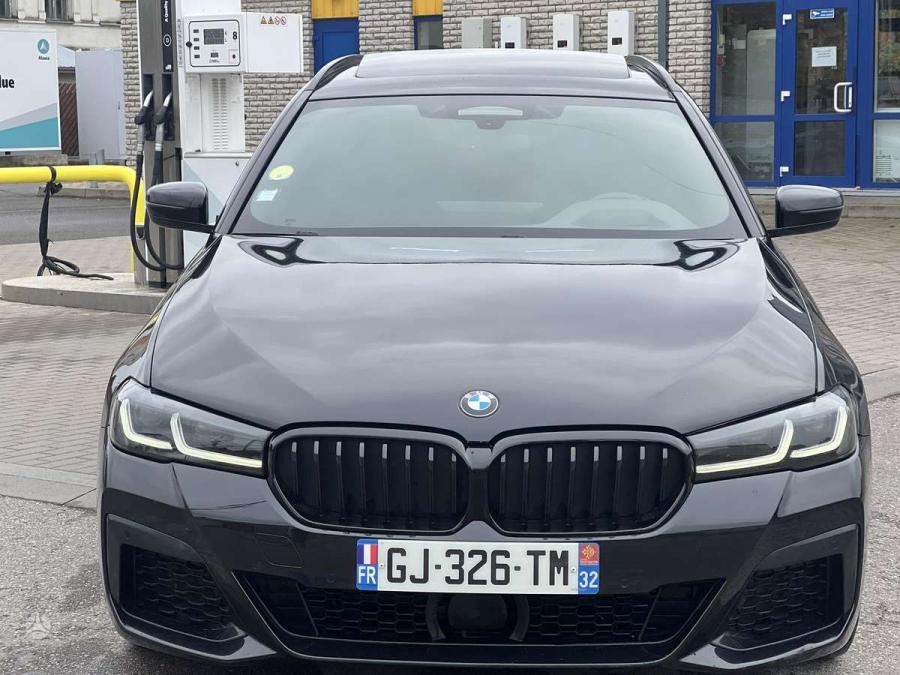 Black BMW 520 2022 in Ukmerge, with an engine capacity of 2.00 L and mileage of 230 thousand km for 22500 €, photo 4 on AUTOMOTO.COM.LV