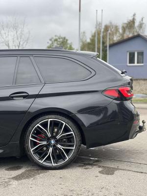 Black BMW 520 2022 in Ukmerge, with an engine capacity of 2.00 L and mileage of 230 thousand km for 22500 €, photo 15 on AUTOMOTO.COM.LV