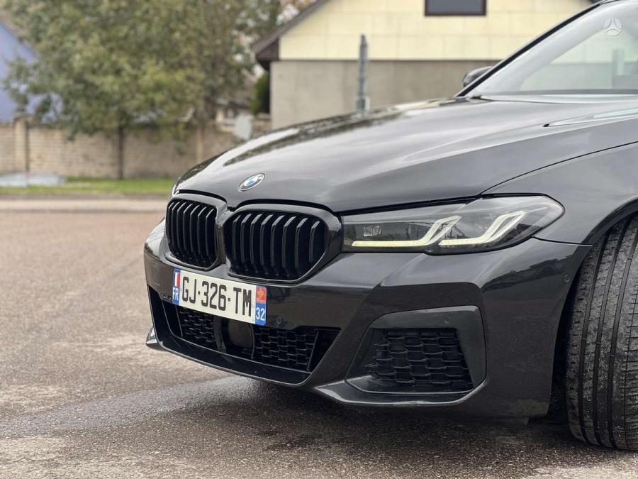 Black BMW 520 2022 in Ukmerge, with an engine capacity of 2.00 L and mileage of 230 thousand km for 22500 €, photo 16 on AUTOMOTO.COM.LV