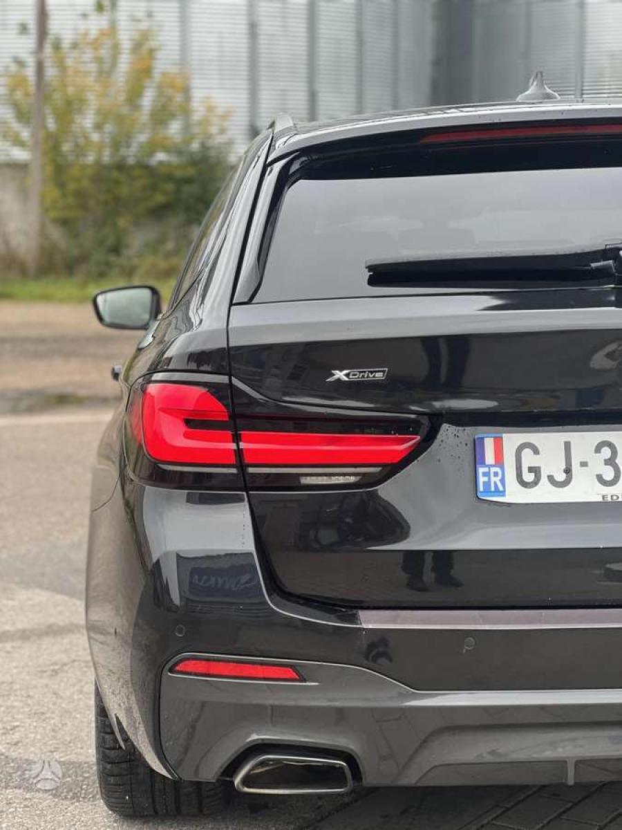 Black BMW 520 2022 in Ukmerge, with an engine capacity of 2.00 L and mileage of 230 thousand km for 22500 €, photo 19 on AUTOMOTO.COM.LV