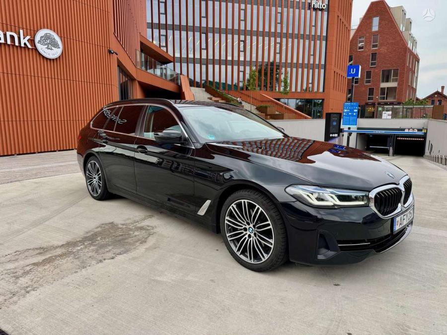 Black BMW 520 2023 in Klaipeda, with an engine capacity of 2.00 L and mileage of 99 thousand km for 28500 €, photo 1 on AUTOMOTO.COM.LV