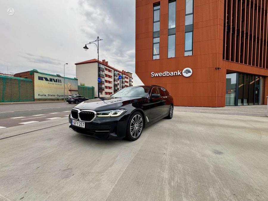 Black BMW 520 2023 in Klaipeda, with an engine capacity of 2.00 L and mileage of 99 thousand km for 28500 €, photo 5 on AUTOMOTO.COM.LV