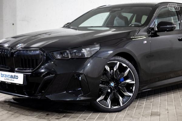 Black BMW 520 2025 in Vilnius, with an engine capacity of 2.00 L and mileage of 64 thousand km for 56771 €, photo 3 on AUTOMOTO.COM.LV