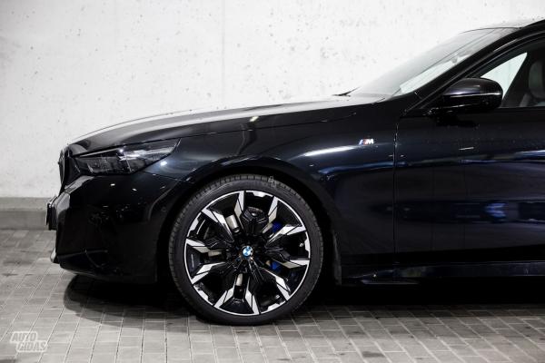 Black BMW 520 2025 in Vilnius, with an engine capacity of 2.00 L and mileage of 64 thousand km for 56771 €, photo 9 on AUTOMOTO.COM.LV