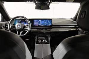 Melns BMW 520 2025 Viļņa, ar dzinēja tilpumu 2.00 L un nobraukumu 64 tūkst. km par 56771 €, foto 24 vietnē AUTOMOTO.COM.LV
