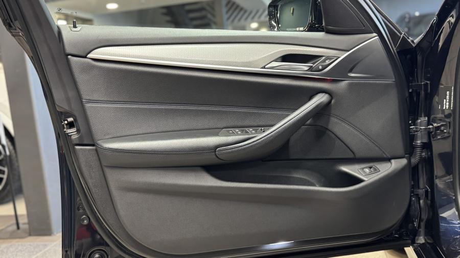 Blue BMW 520 2017 in Riga, with an engine capacity of 2.00 L and mileage of 163 thousand km for 18490 €, photo 21 on AUTOMOTO.COM.LV
