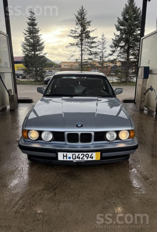 Zils BMW 520 1990 Rīga, ar dzinēja tilpumu 2.00 L un nobraukumu 137 tūkst. km par 4300 €, foto 1 vietnē AUTOMOTO.COM.LV
