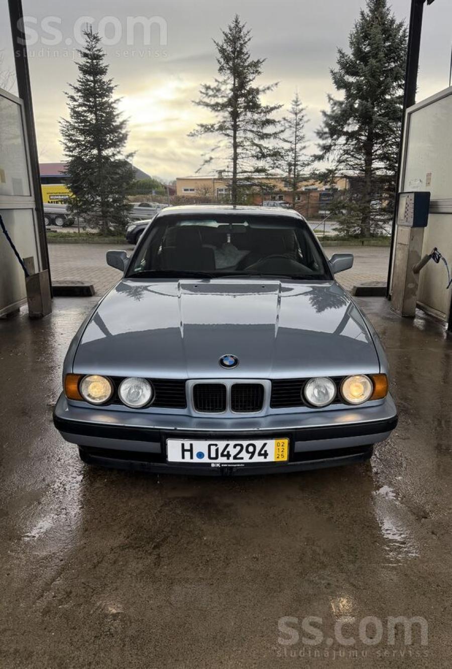 Blue BMW 520 1990 in Riga, with an engine capacity of 2.00 L and mileage of 137 thousand km for 4300 €, photo 1 on AUTOMOTO.COM.LV