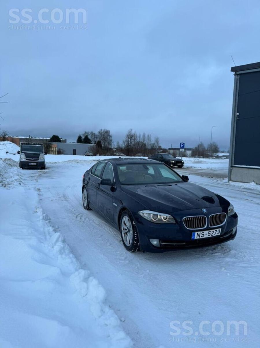 Blue BMW 520 2012 in Riga, with an engine capacity of 2.00 L and mileage of 223 thousand km for 10000 €, photo 3 on AUTOMOTO.COM.LV