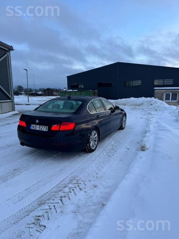 Blue BMW 520 2012 in Riga, with an engine capacity of 2.00 L and mileage of 223 thousand km for 10000 €, photo 6 on AUTOMOTO.COM.LV