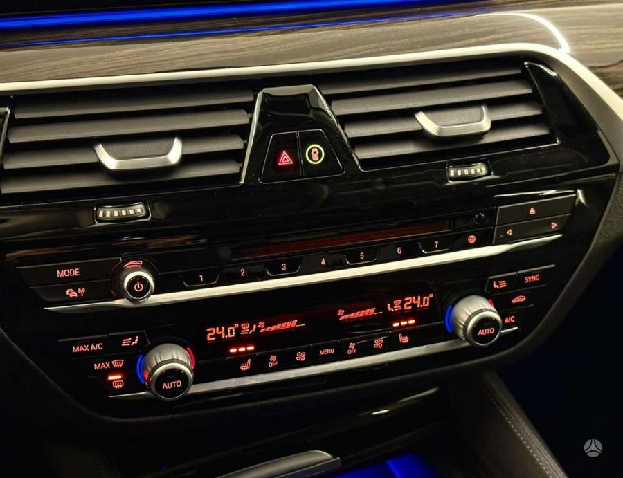 Blue BMW 520 2019 in Marijampole, with an engine capacity of 2.00 L and mileage of 321 thousand km for 17650 €, photo 11 on AUTOMOTO.COM.LV